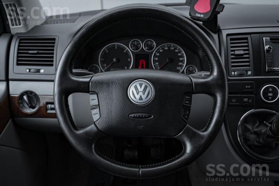 Grey Volkswagen Multivan 2006 in Riga, with an engine capacity of 2.50 L and mileage of 355 thousand km for 7950 €, photo 19 on AUTOMOTO.COM.LV