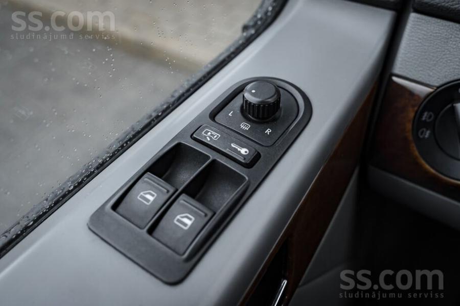 Grey Volkswagen Multivan 2006 in Riga, with an engine capacity of 2.50 L and mileage of 355 thousand km for 7950 €, photo 27 on AUTOMOTO.COM.LV