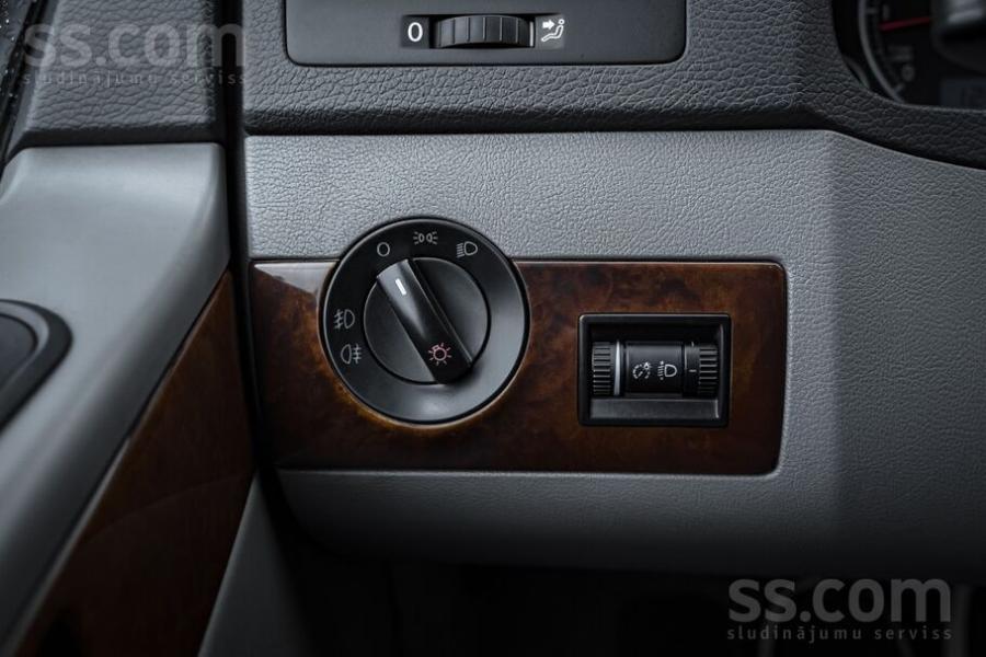 Grey Volkswagen Multivan 2006 in Riga, with an engine capacity of 2.50 L and mileage of 355 thousand km for 7950 €, photo 28 on AUTOMOTO.COM.LV