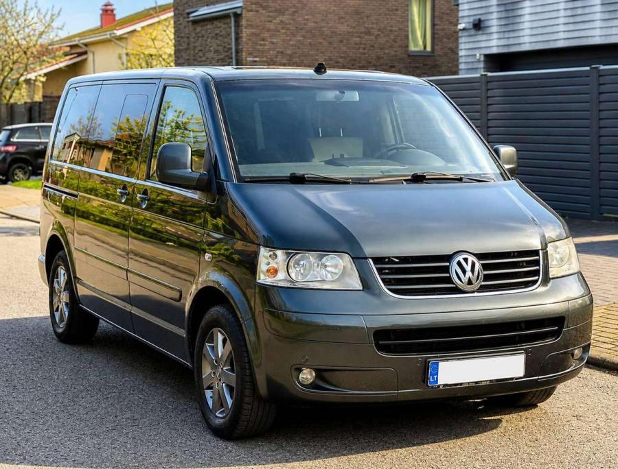 Grey Volkswagen Multivan 2009 in Klaipeda, with an engine capacity of 2.50 L and mileage of 365 thousand km for 6400 €, photo 3 on AUTOMOTO.COM.LV