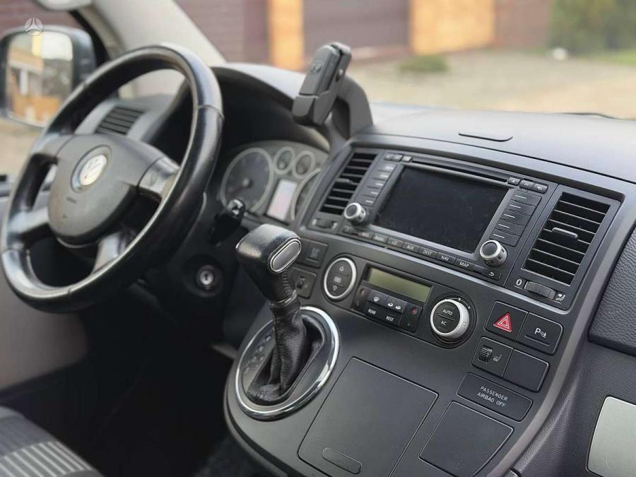 Grey Volkswagen Multivan 2009 in Klaipeda, with an engine capacity of 2.50 L and mileage of 365 thousand km for 6400 €, photo 7 on AUTOMOTO.COM.LV