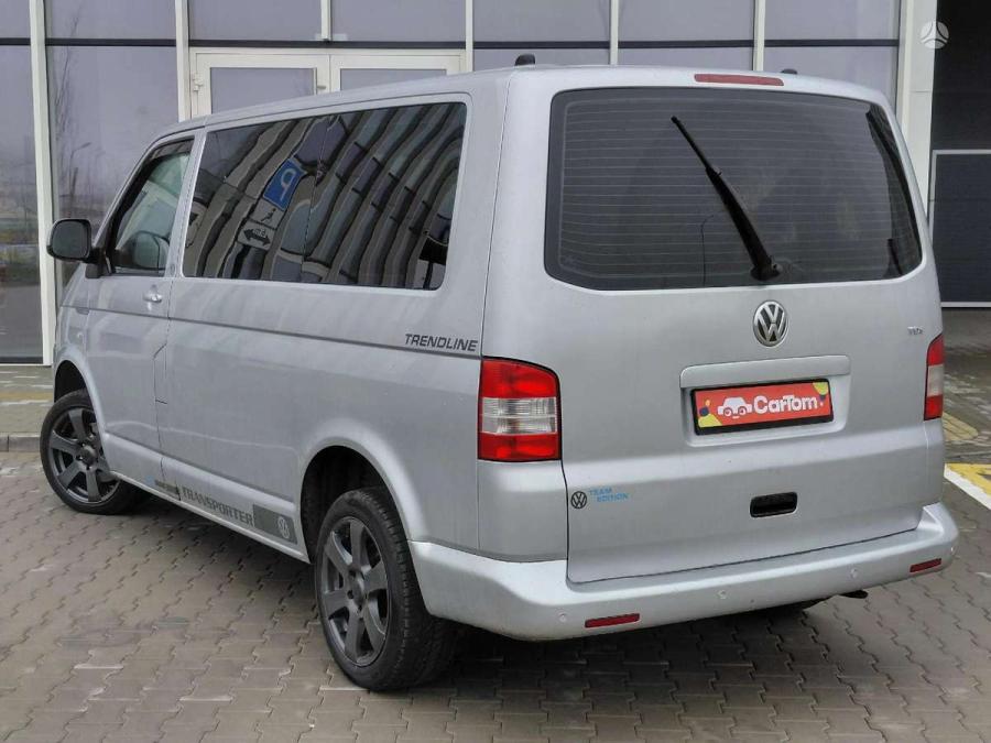 Pelēks Volkswagen Multivan 2010 Viļņa, ar dzinēja tilpumu 1.97 L un nobraukumu 514 tūkst. km par 6700 €, foto 4 vietnē AUTOMOTO.COM.LV