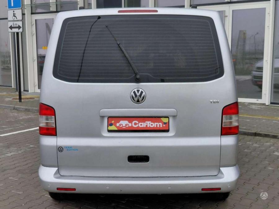 Pelēks Volkswagen Multivan 2010 Viļņa, ar dzinēja tilpumu 1.97 L un nobraukumu 514 tūkst. km par 6700 €, foto 5 vietnē AUTOMOTO.COM.LV