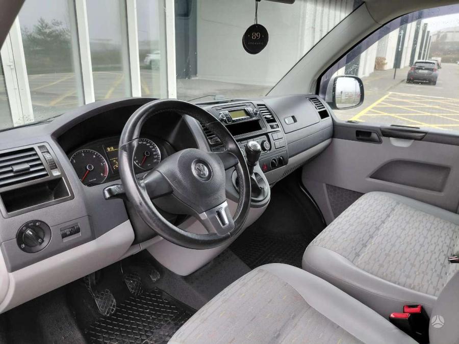Pelēks Volkswagen Multivan 2010 Viļņa, ar dzinēja tilpumu 1.97 L un nobraukumu 514 tūkst. km par 6700 €, foto 7 vietnē AUTOMOTO.COM.LV