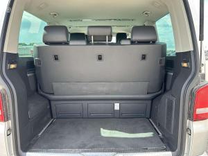 Grey Volkswagen Multivan 2014 in Vilnius, with an engine capacity of 2.00 L and mileage of 260 thousand km for 19300 €, photo 22 on AUTOMOTO.COM.LV