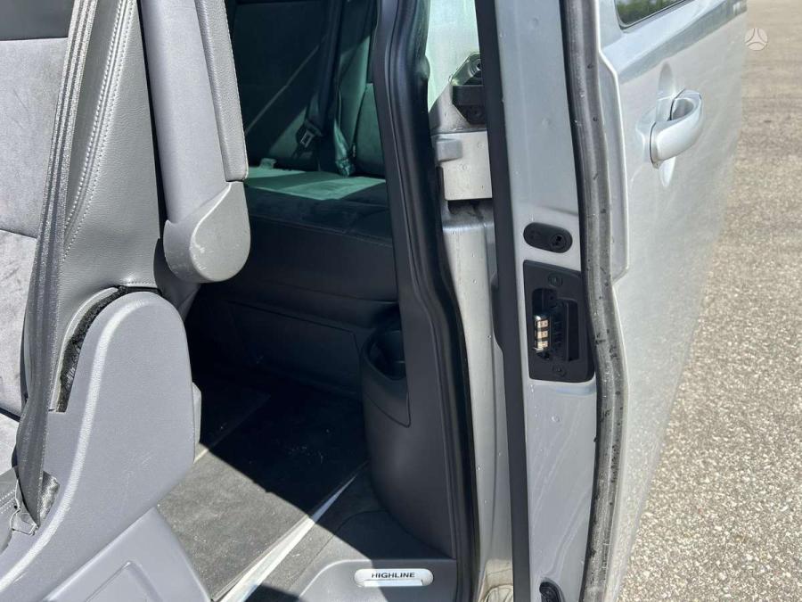 Grey Volkswagen Multivan 2014 in Vilnius, with an engine capacity of 2.00 L and mileage of 260 thousand km for 19300 €, photo 24 on AUTOMOTO.COM.LV