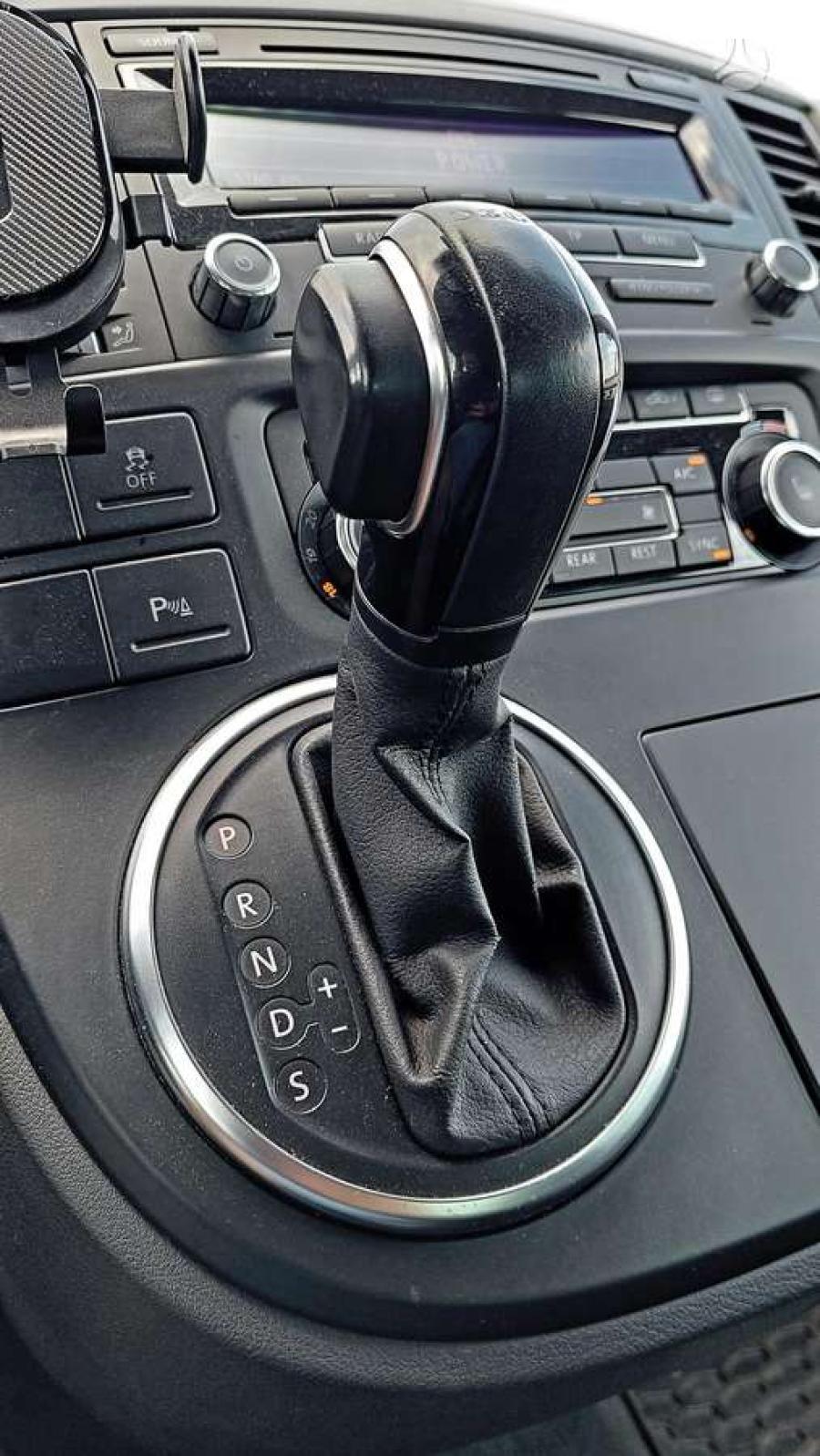 Pelēks Volkswagen Multivan 2014 Viļņa, ar dzinēja tilpumu 2.00 L un nobraukumu 260 tūkst. km par 18900 €, foto 15 vietnē AUTOMOTO.COM.LV
