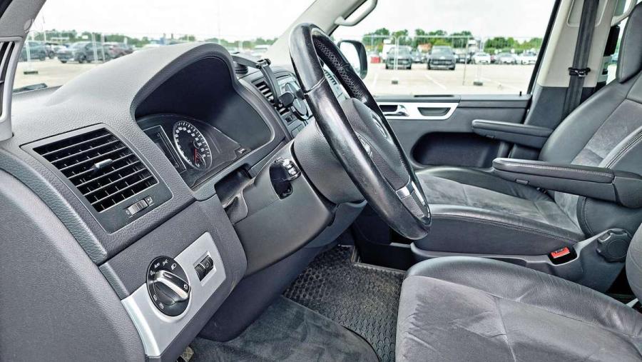 Pelēks Volkswagen Multivan 2014 Viļņa, ar dzinēja tilpumu 2.00 L un nobraukumu 260 tūkst. km par 18900 €, foto 17 vietnē AUTOMOTO.COM.LV