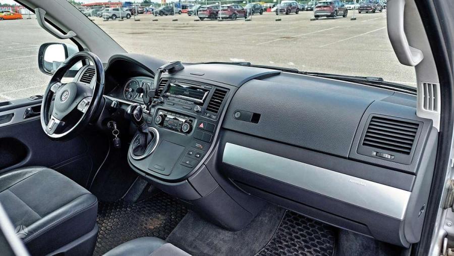 Pelēks Volkswagen Multivan 2014 Viļņa, ar dzinēja tilpumu 2.00 L un nobraukumu 260 tūkst. km par 18900 €, foto 20 vietnē AUTOMOTO.COM.LV