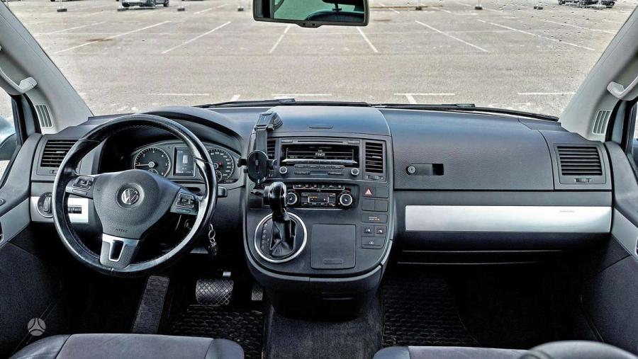 Pelēks Volkswagen Multivan 2014 Viļņa, ar dzinēja tilpumu 2.00 L un nobraukumu 260 tūkst. km par 18900 €, foto 22 vietnē AUTOMOTO.COM.LV