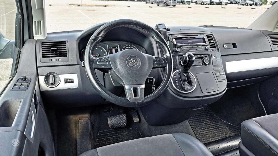 Pelēks Volkswagen Multivan 2014 Viļņa, ar dzinēja tilpumu 2.00 L un nobraukumu 260 tūkst. km par 18900 €, foto 24 vietnē AUTOMOTO.COM.LV