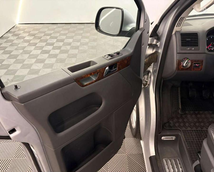 Pelēks Volkswagen Multivan 2015 Marijampole, ar dzinēja tilpumu 1.97 L un nobraukumu 259 tūkst. km par 17450 €, foto 30 vietnē AUTOMOTO.COM.LV