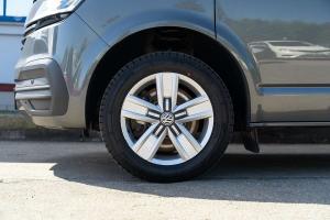 Pelēks Volkswagen Multivan 2019 Viļņa, ar dzinēja tilpumu 1.97 L un nobraukumu 217 tūkst. km par 31900 €, foto 33 vietnē AUTOMOTO.COM.LV