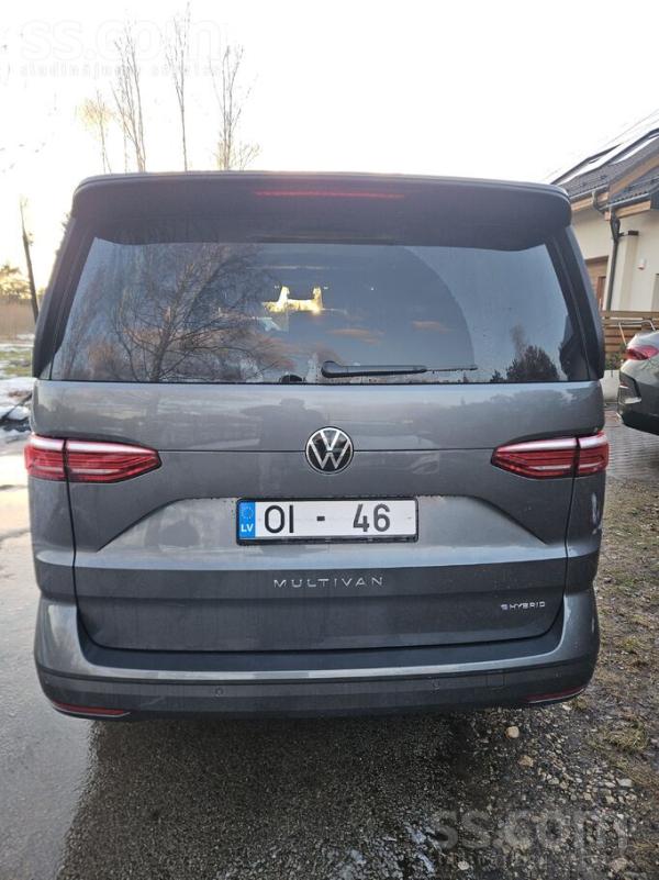 Pelēks Volkswagen Multivan 2022 Rīga, ar dzinēja tilpumu 1.40 L un nobraukumu 72 tūkst. km par 46900 €, foto 2 vietnē AUTOMOTO.COM.LV