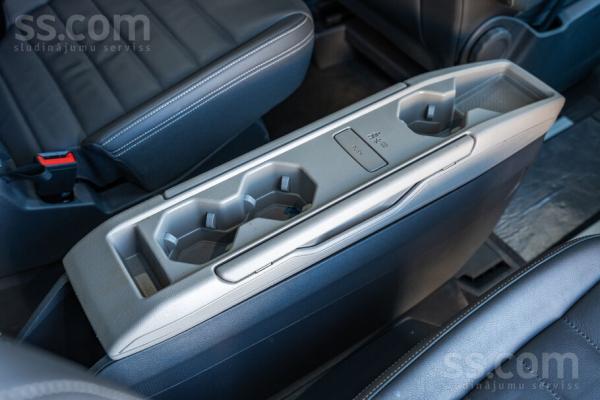 Grey Volkswagen Multivan 2022 in Riga, with an engine capacity of 1.40 L and mileage of 72 thousand km for 46900 €, photo 10 on AUTOMOTO.COM.LV