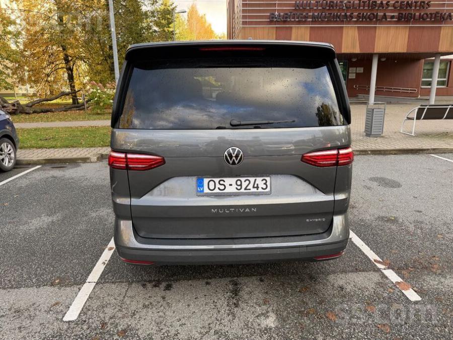 Pelēks Volkswagen Multivan 2022 Rīga, ar dzinēja tilpumu 1.40 L un nobraukumu 84 tūkst. km par 38500 €, foto 4 vietnē AUTOMOTO.COM.LV