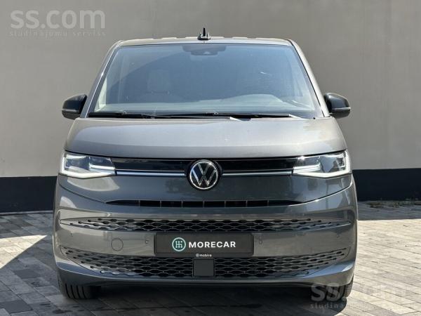 Pelēks Volkswagen Multivan 2023 Rīga, ar dzinēja tilpumu 2.00 L un nobraukumu 118 tūkst. km par 39950 €, foto 2 vietnē AUTOMOTO.COM.LV
