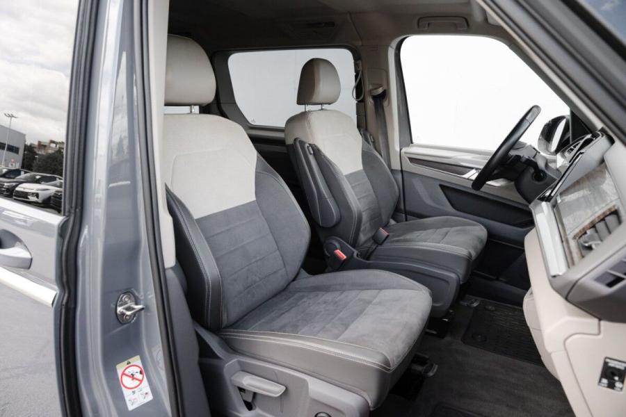 Pelēks Volkswagen Multivan 2023 Rīga, ar dzinēja tilpumu 1.40 L un nobraukumu 92 tūkst. km par 44950 €, foto 7 vietnē AUTOMOTO.COM.LV