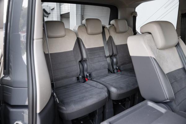 Pelēks Volkswagen Multivan 2023 Rīga, ar dzinēja tilpumu 1.40 L un nobraukumu 92 tūkst. km par 44950 €, foto 7 vietnē AUTOMOTO.COM.LV