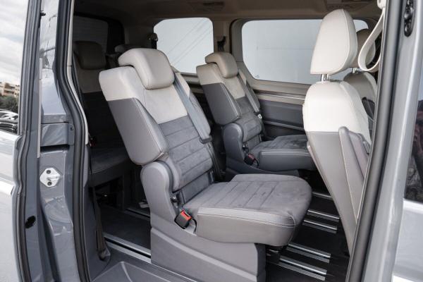 Pelēks Volkswagen Multivan 2023 Rīga, ar dzinēja tilpumu 1.40 L un nobraukumu 92 tūkst. km par 44950 €, foto 8 vietnē AUTOMOTO.COM.LV