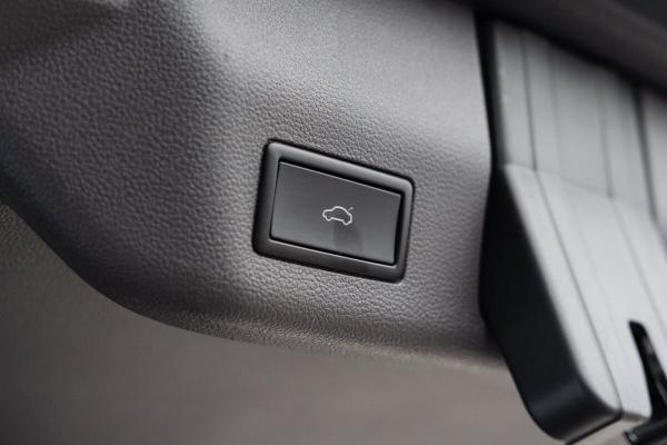 Pelēks Volkswagen Multivan 2023 Rīga, ar dzinēja tilpumu 1.40 L un nobraukumu 92 tūkst. km par 44950 €, foto 10 vietnē AUTOMOTO.COM.LV