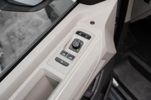Pelēks Volkswagen Multivan 2023 Rīga, ar dzinēja tilpumu 1.40 L un nobraukumu 92 tūkst. km par 44950 €, foto 12 vietnē AUTOMOTO.COM.LV