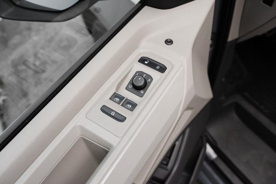 Pelēks Volkswagen Multivan 2023 Rīga, ar dzinēja tilpumu 1.40 L un nobraukumu 92 tūkst. km par 44950 €, foto 12 vietnē AUTOMOTO.COM.LV