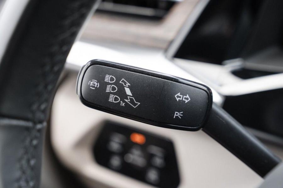 Pelēks Volkswagen Multivan 2023 Rīga, ar dzinēja tilpumu 1.40 L un nobraukumu 92 tūkst. km par 44950 €, foto 15 vietnē AUTOMOTO.COM.LV