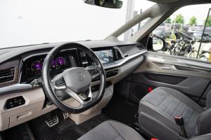 Pelēks Volkswagen Multivan 2023 Rīga, ar dzinēja tilpumu 1.40 L un nobraukumu 92 tūkst. km par 44950 €, foto 32 vietnē AUTOMOTO.COM.LV