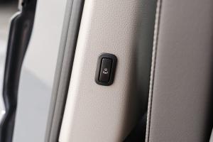 Pelēks Volkswagen Multivan 2023 Rīga, ar dzinēja tilpumu 1.40 L un nobraukumu 92 tūkst. km par 44950 €, foto 33 vietnē AUTOMOTO.COM.LV