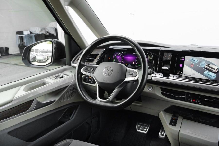 Pelēks Volkswagen Multivan 2023 Rīga, ar dzinēja tilpumu 1.40 L un nobraukumu 92 tūkst. km par 44950 €, foto 34 vietnē AUTOMOTO.COM.LV