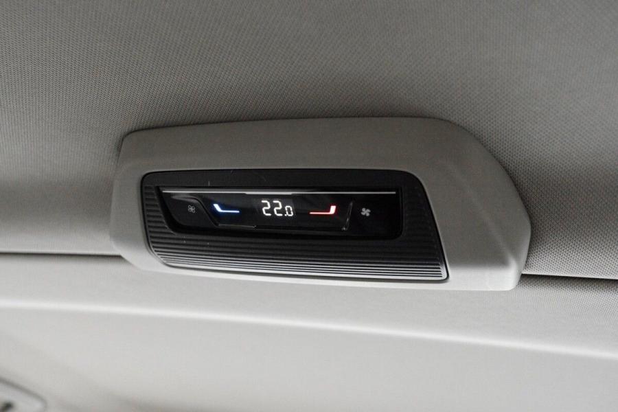 Pelēks Volkswagen Multivan 2023 Rīga, ar dzinēja tilpumu 1.40 L un nobraukumu 92 tūkst. km par 44950 €, foto 35 vietnē AUTOMOTO.COM.LV