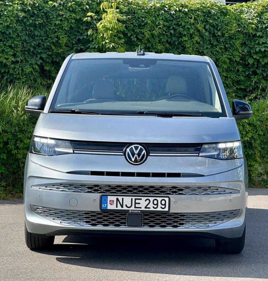 Pelēks Volkswagen Multivan 2023 Viļņa, ar dzinēja tilpumu 1.50 L un nobraukumu 79 tūkst. km par 43500 €, foto 3 vietnē AUTOMOTO.COM.LV