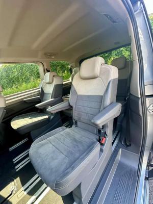 Pelēks Volkswagen Multivan 2023 Viļņa, ar dzinēja tilpumu 1.50 L un nobraukumu 79 tūkst. km par 43500 €, foto 8 vietnē AUTOMOTO.COM.LV