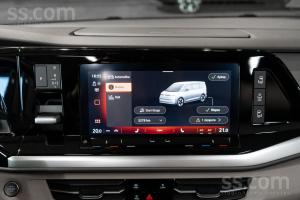 Pelēks Volkswagen Multivan 2024 Rīga, ar dzinēja tilpumu 2.00 L un nobraukumu 6 tūkst. km par 53880 €, foto 26 vietnē AUTOMOTO.COM.LV