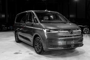 Grey Volkswagen Multivan 2024 in Riga, with an engine capacity of 1.97 L and mileage of 6 thousand km for 53880 €, photo 4 on AUTOMOTO.COM.LV