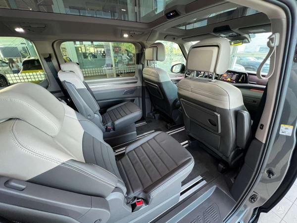 Grey Volkswagen Multivan 2025 in Kaunas, with an engine capacity of 1.98 L and mileage of 17 thousand km for 66500 €, photo 8 on AUTOMOTO.COM.LV