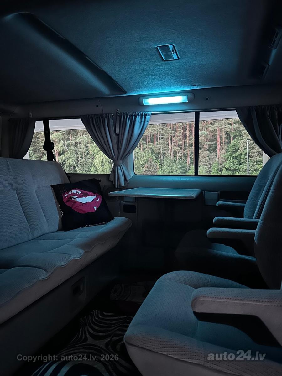 Pelēks Volkswagen Multivan 1997 Tallina, ar dzinēja tilpumu 2.50 L un nobraukumu 500 tūkst. km par 5999 €, foto 18 vietnē AUTOMOTO.COM.LV
