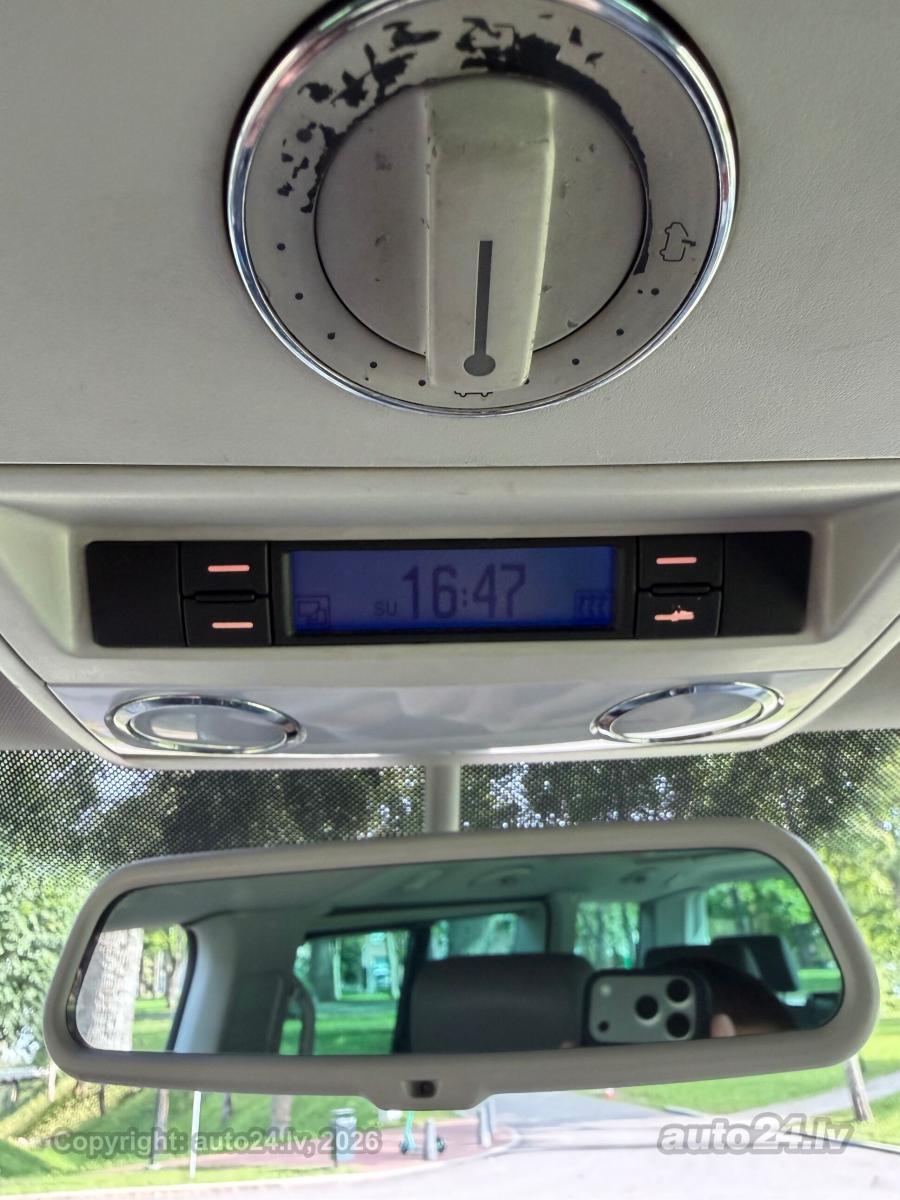 Pelēks Volkswagen Multivan 2004 Viljandi, ar dzinēja tilpumu 2.50 L un nobraukumu 317 tūkst. km par 8500 €, foto 15 vietnē AUTOMOTO.COM.LV