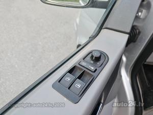 Pelēks Volkswagen Multivan 2005 Paide, ar dzinēja tilpumu 2.50 L un nobraukumu 292 tūkst. km par 7550 €, foto 10 vietnē AUTOMOTO.COM.LV