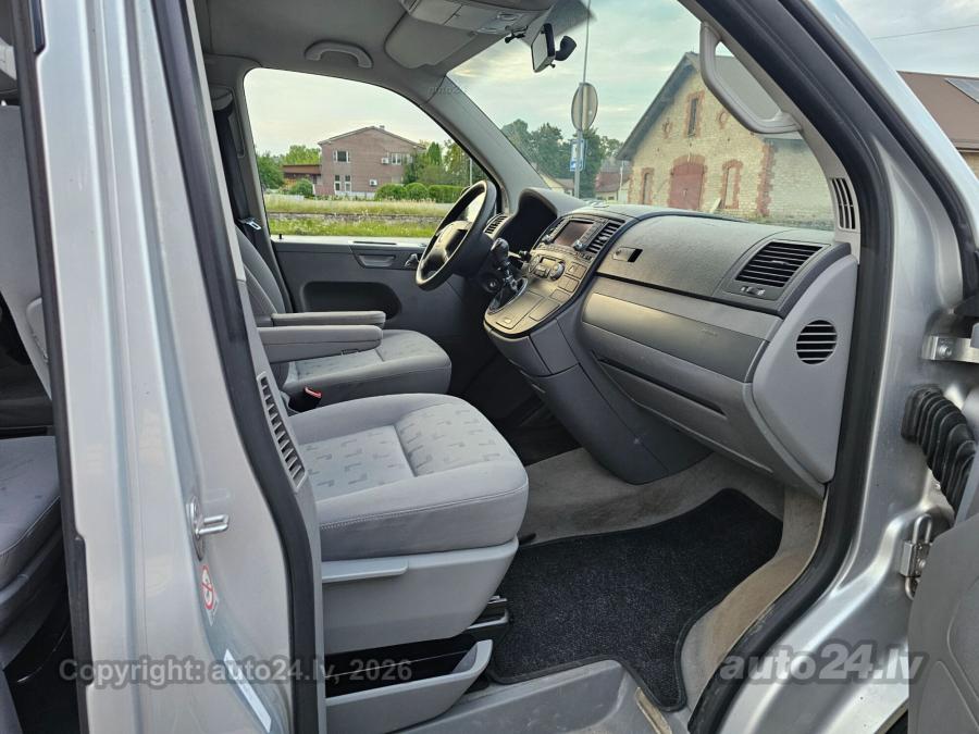 Pelēks Volkswagen Multivan 2005 Paide, ar dzinēja tilpumu 2.50 L un nobraukumu 292 tūkst. km par 7550 €, foto 13 vietnē AUTOMOTO.COM.LV
