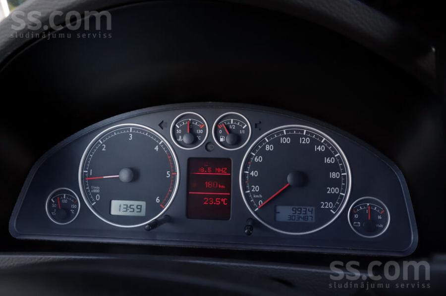 Grey Volkswagen Multivan 2007 in Tukums, with an engine capacity of 2.50 L and mileage of 303 thousand km for 8200 €, photo 19 on AUTOMOTO.COM.LV