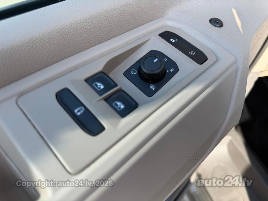 Pelēks Volkswagen Multivan 2024 Tallina, ar dzinēja tilpumu 2.00 L un nobraukumu 116 tūkst. km par 48900 €, foto 24 vietnē AUTOMOTO.COM.LV