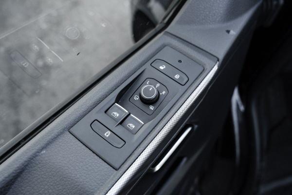 Volkswagen Multivan 2020 in Riga, with an engine capacity of 2.00 L and mileage of 102 thousand km for 39900 €, photo 8 on AUTOMOTO.COM.LV