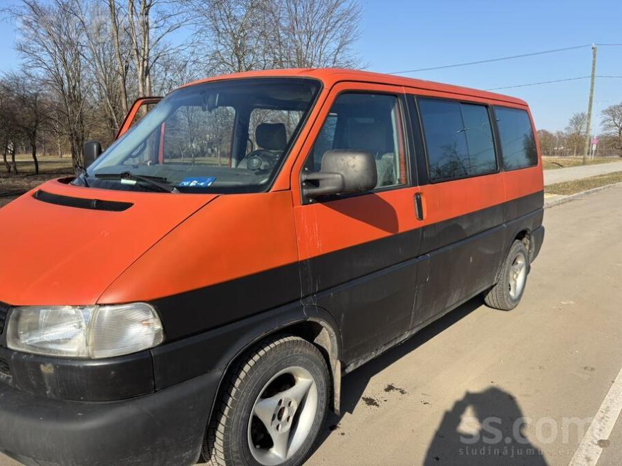 Orange Volkswagen Multivan 1996 in Riga, with an engine capacity of 2.50 L and mileage of 552 thousand km for 2900 €, photo 1 on AUTOMOTO.COM.LV