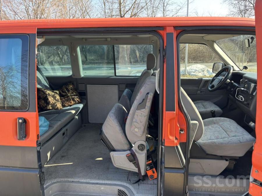 Orange Volkswagen Multivan 1996 in Riga, with an engine capacity of 2.50 L and mileage of 552 thousand km for 2900 €, photo 5 on AUTOMOTO.COM.LV