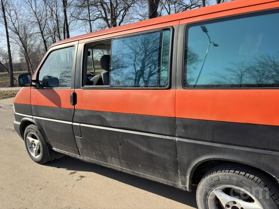 Orange Volkswagen Multivan 1996 in Riga, with an engine capacity of 2.50 L and mileage of 552 thousand km for 2900 €, photo 7 on AUTOMOTO.COM.LV