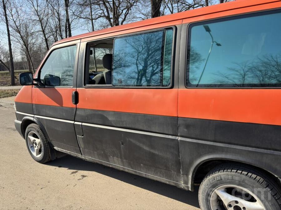 Orange Volkswagen Multivan 1996 in Riga, with an engine capacity of 2.50 L and mileage of 552 thousand km for 2900 €, photo 8 on AUTOMOTO.COM.LV