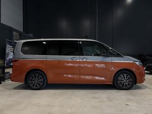 Orange Volkswagen Multivan 2022 in Riga, with an engine capacity of 2.00 L and mileage of 86 thousand km for 39700 €, photo 3 on AUTOMOTO.COM.LV