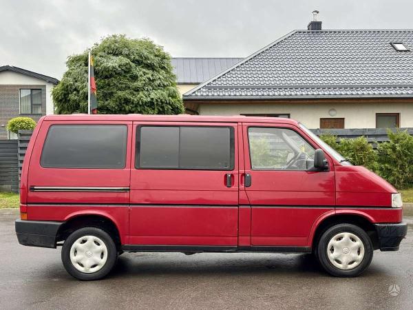 Red Volkswagen Multivan 1992 in Vilnius, with an engine capacity of 2.40 L and mileage of 400 thousand km for 2600 €, photo 6 on AUTOMOTO.COM.LV